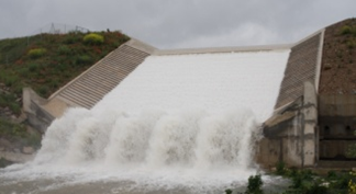 A methodology for the design of dam spillways with wedge shaped blocks ...